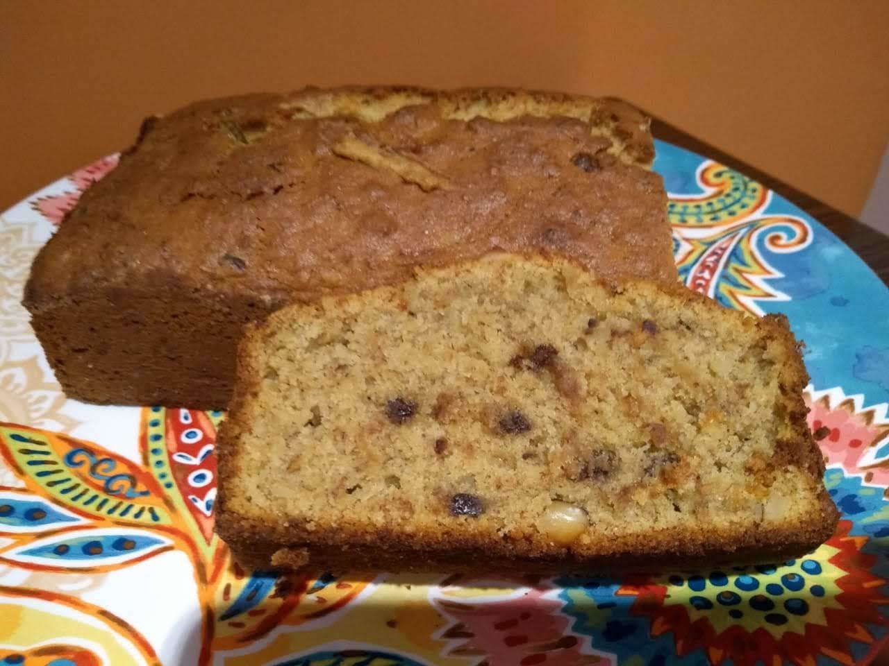 Exquisito pan elaborado con banano, nueces y uvas pasas, con alto ...